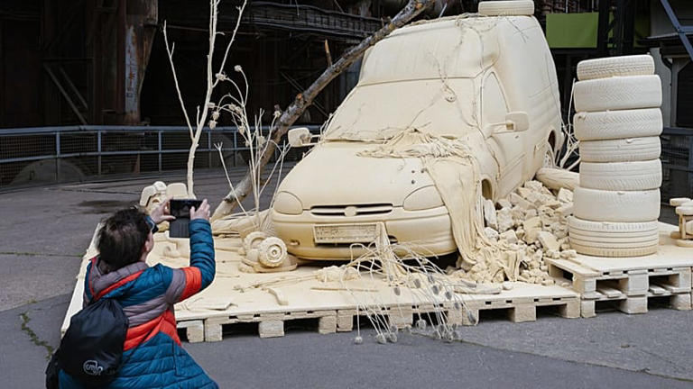 Urban Art Biennale: Rost, Staub und Verfall lassen Völklinger Hütte neu ...