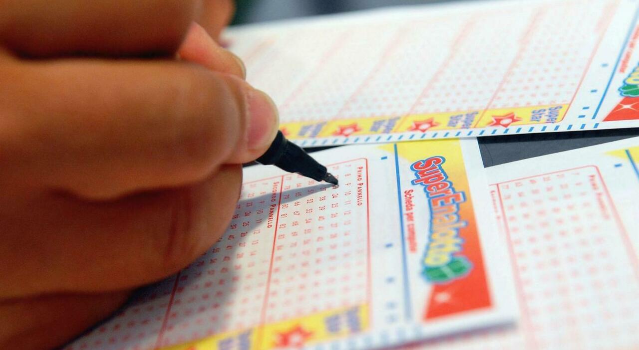 SuperEnalotto, dieci operai vincono 980mila euro con 5 euro a testa