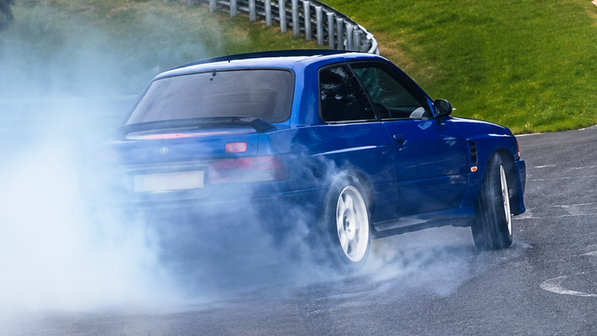 Deze drift op de Nürburgring vulde het circuit met rook