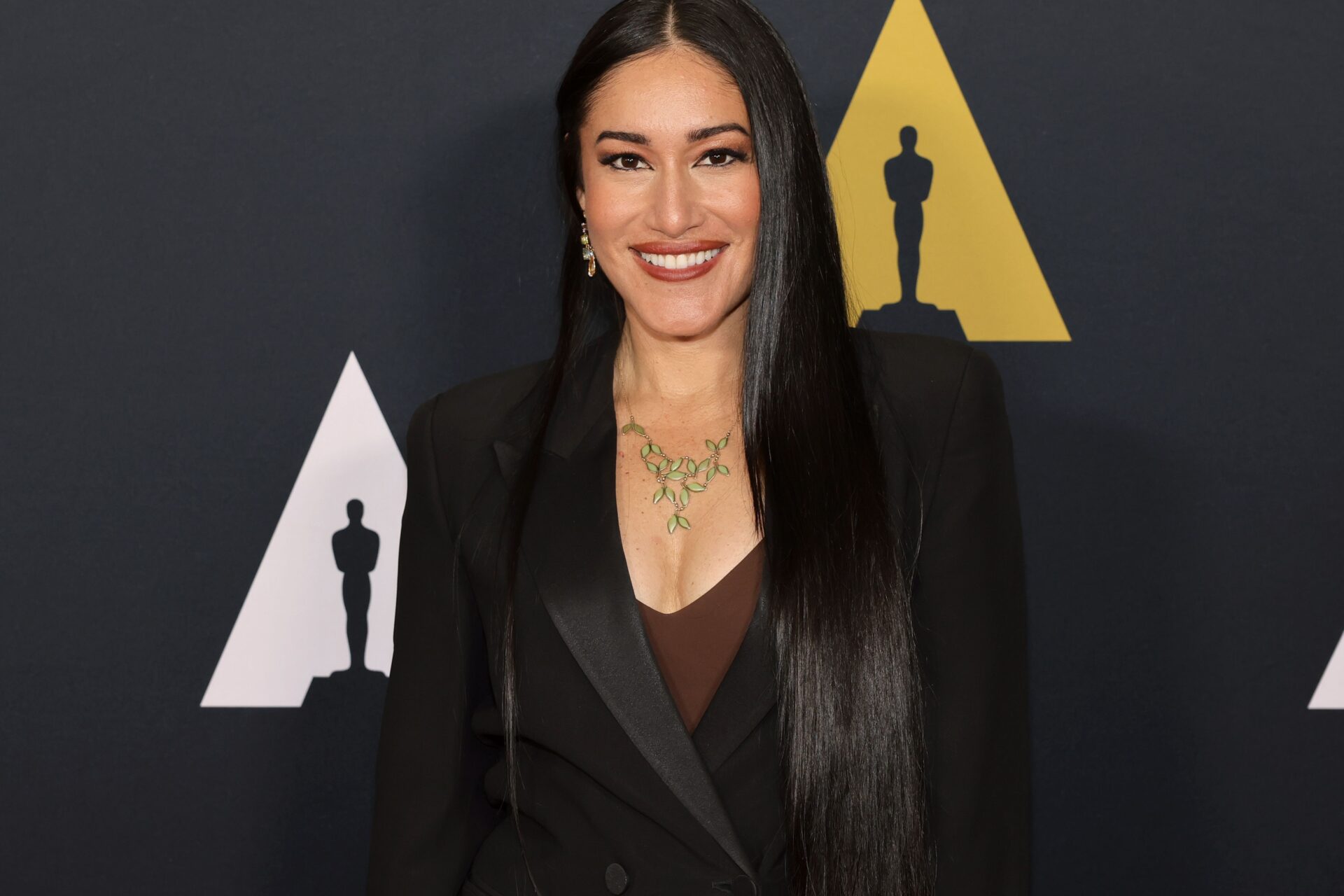 L'actrice Q'orianka Kilcher poursuit James Cameron en justice pour ...