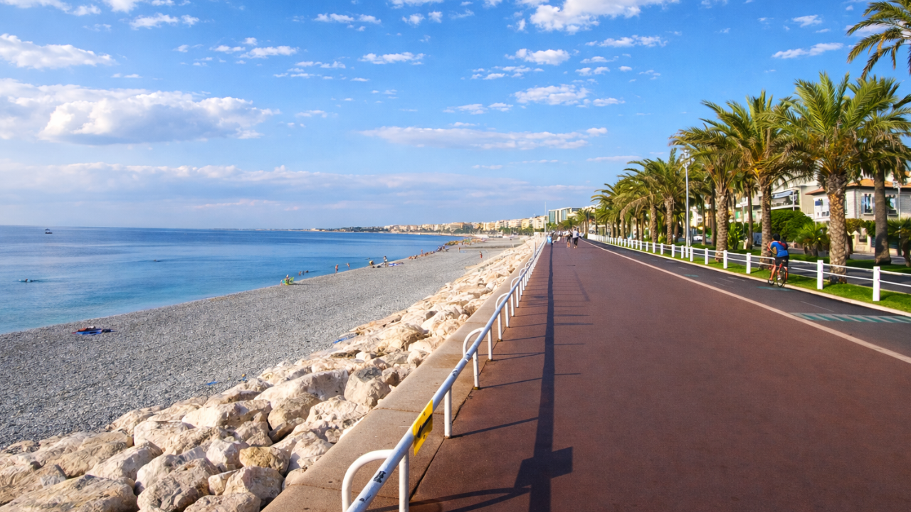Een zonnige wandeling langs het strand in Nice (4K)