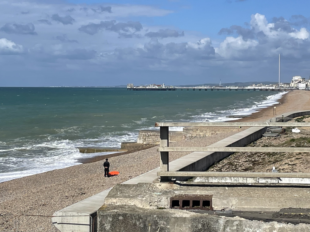 Drie jonge vrouwen levenloos uit water gehaald bij strand Brighton ...