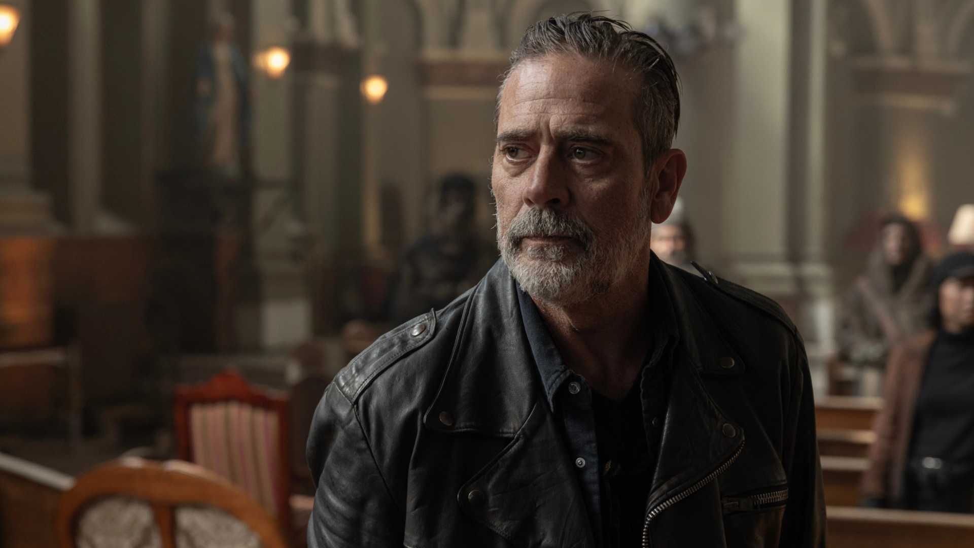 Maggie hands over Lucille to Negan in first image for The Walking Dead ...