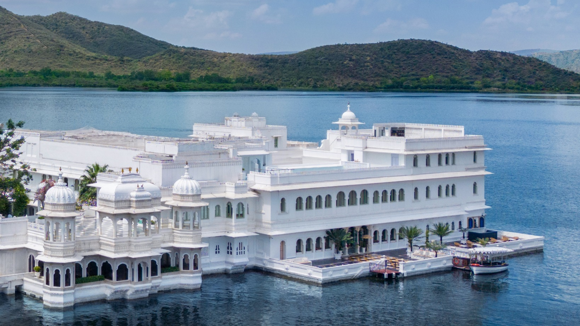 In India, this magnificent white marble palace turned into a hotel has ...