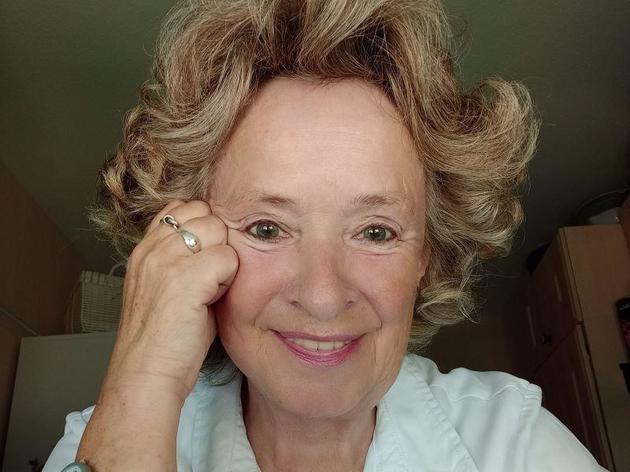Edith Rasche bringt Satire ins Heldener Dorfhaus