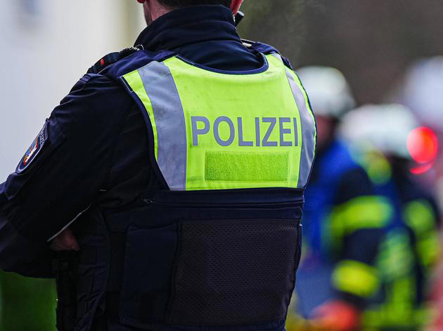 Zusammenstoß mit Auto: 14-Jähriger stirbt nach Rollerunfall