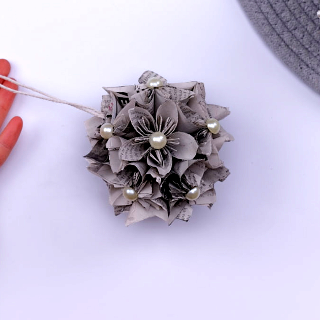 Flower decoration idea made from newspaper and pearl