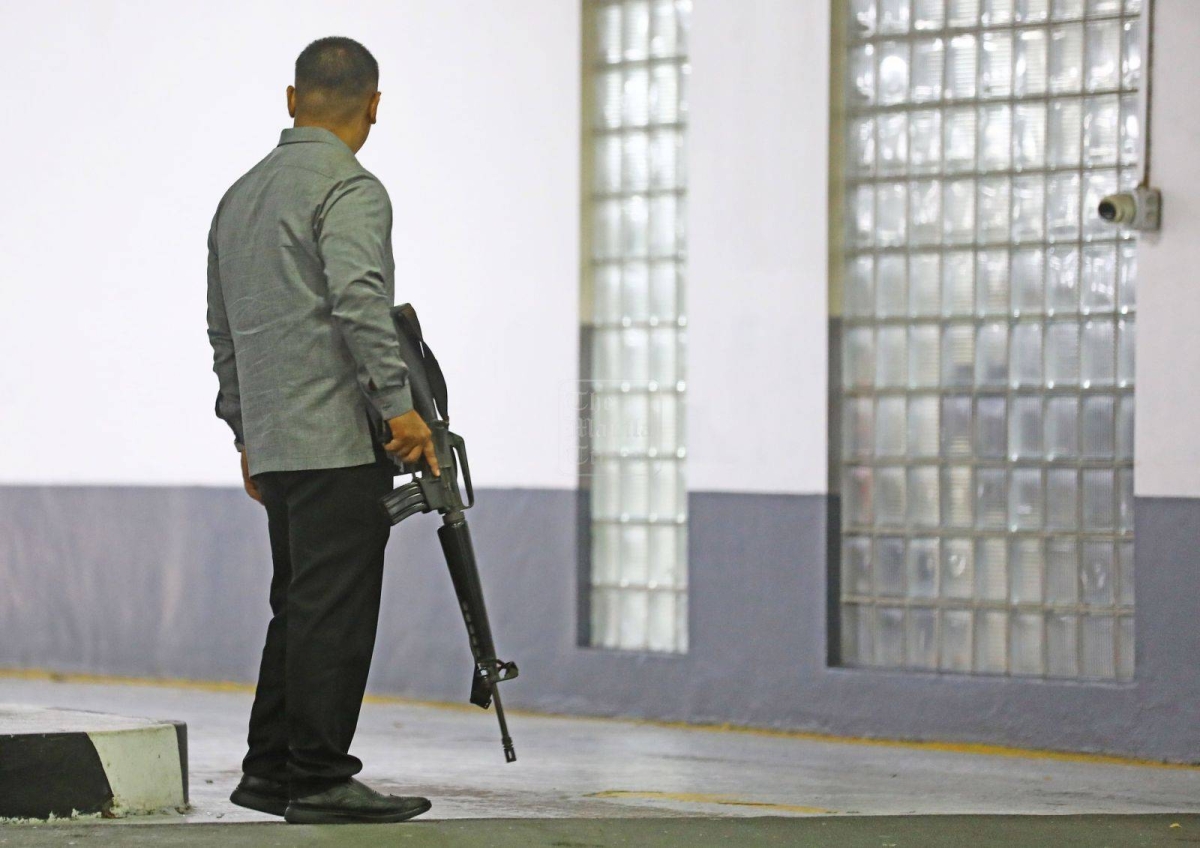 Palace: Senate sergeant-at-arms fired first warning shot
