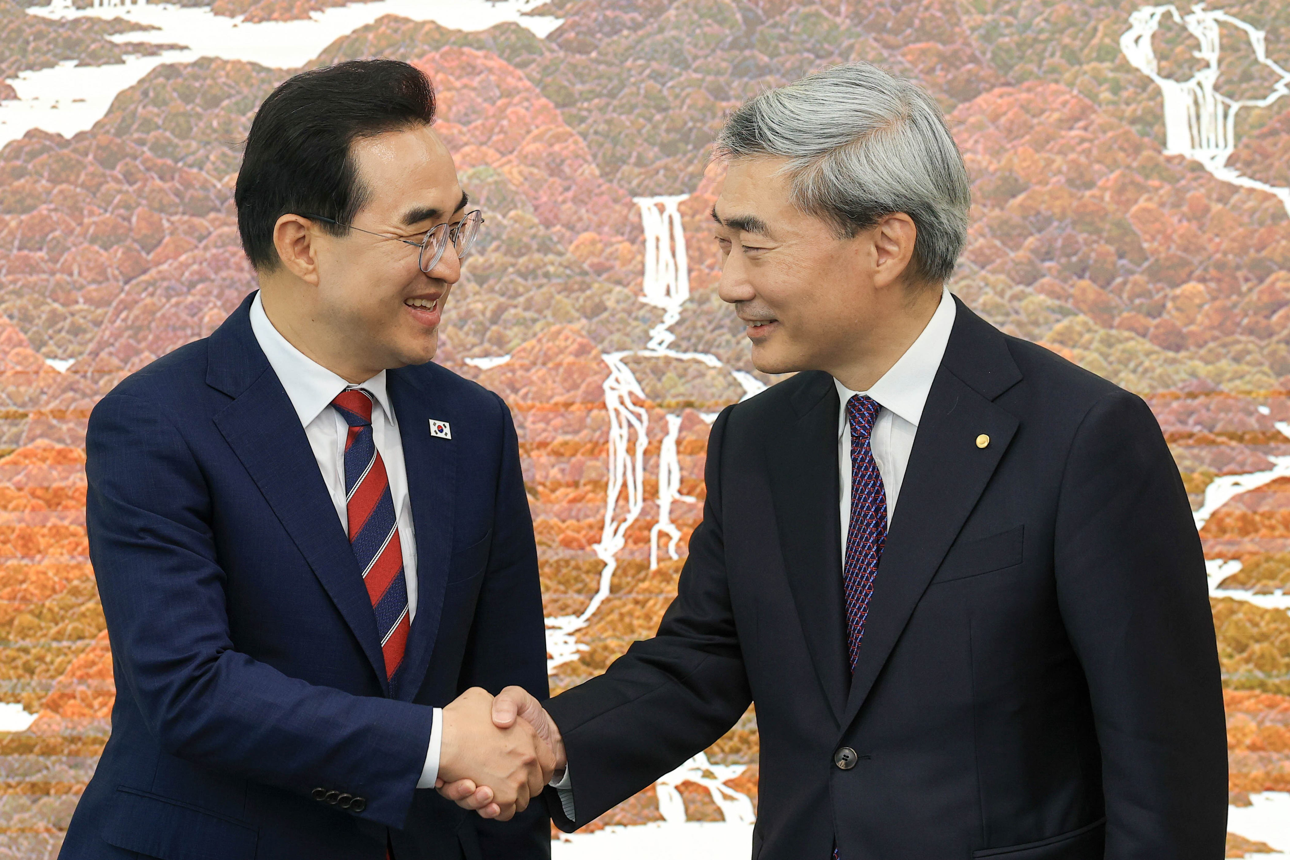 Planning and budget minister makes first Bank of Korea visit