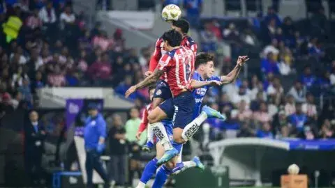 ¡Vibra el Azteca! Chivas saca el empate ante Cruz Azul en un duelo de ...