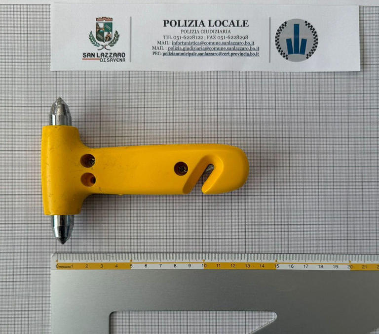 Rompe il vetro di un furgone e ruba lo zaino. Scoperto dagli agenti ...