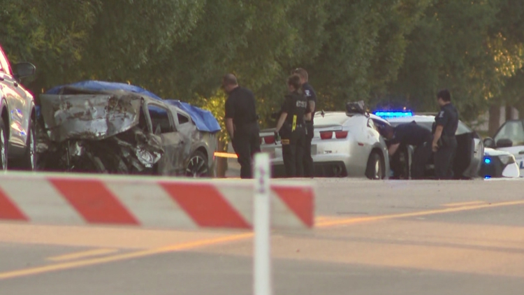 2 dead, 1 hurt in southwest Charlotte crash, CMPD investigates
