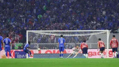 ¡Semifinal manchada! El arbitraje influyó en el Cruz Azul vs Chivas: no ...