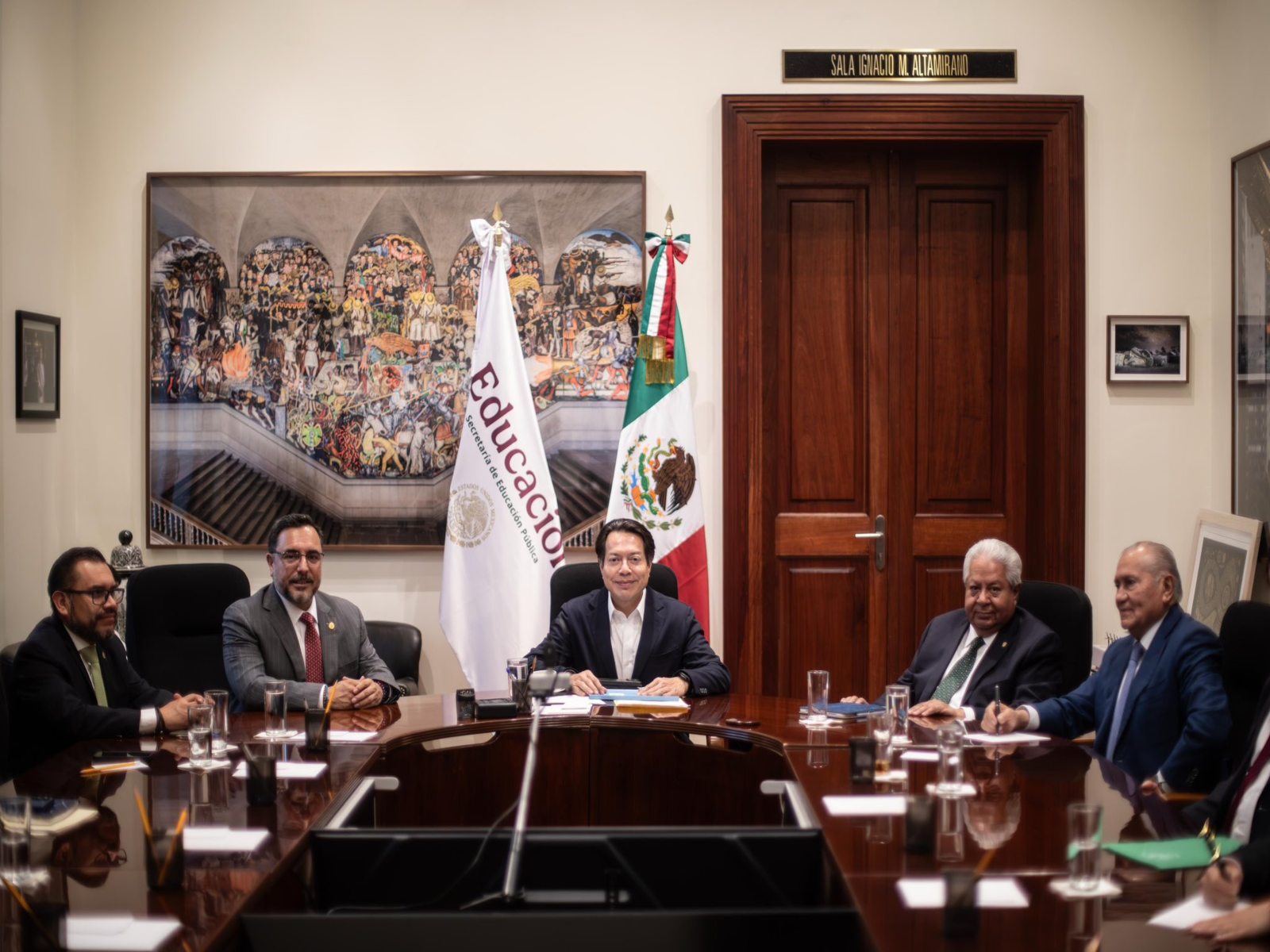 “Se vienen cosas muy buenas”: Mario Delgado se reúne con director del ...