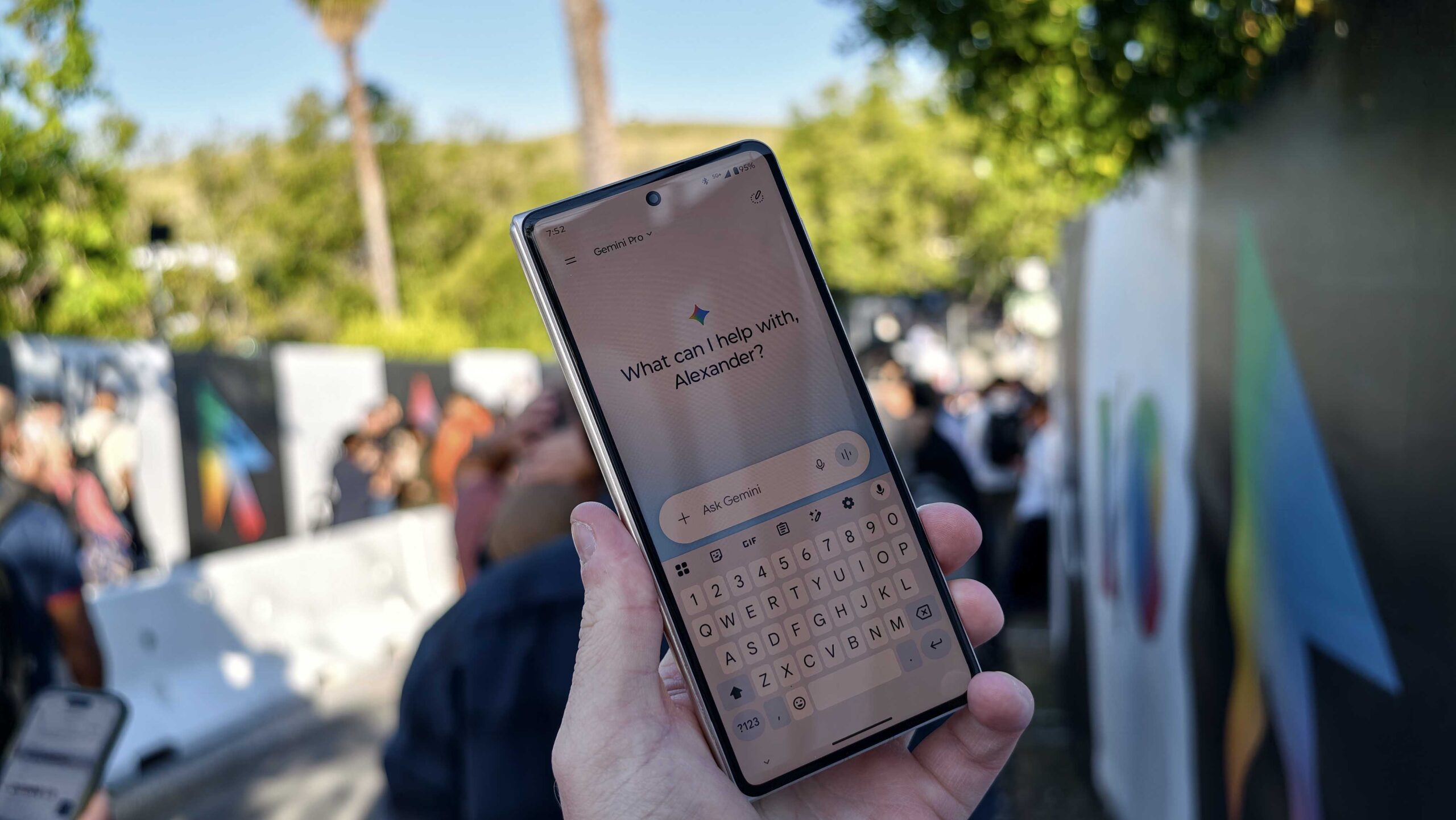 Google's new Gemini UI rolling out with gradient vibes, pulsing ...
