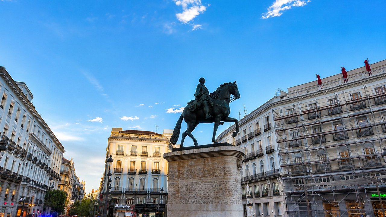 A calm evening walk through Madrid’s iconic city center