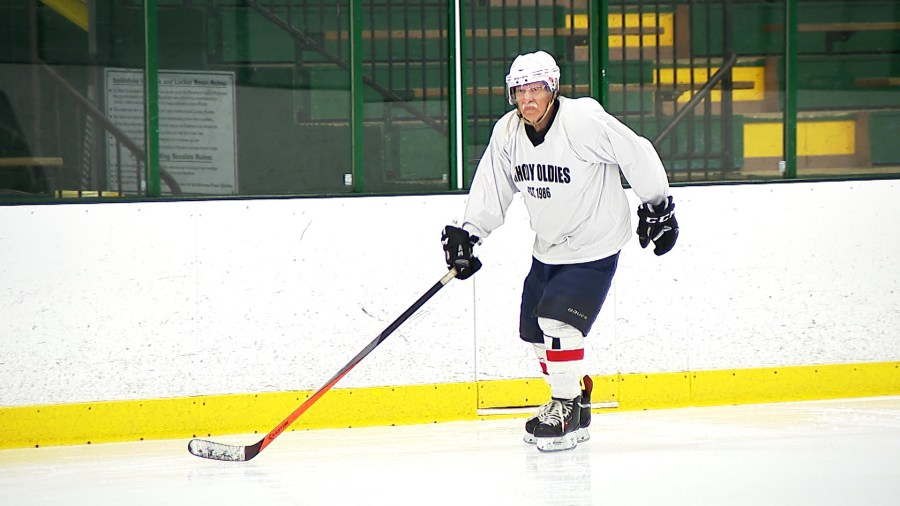 ‘I want to be like him’: 90-year-old hockey player still lacing up his ...