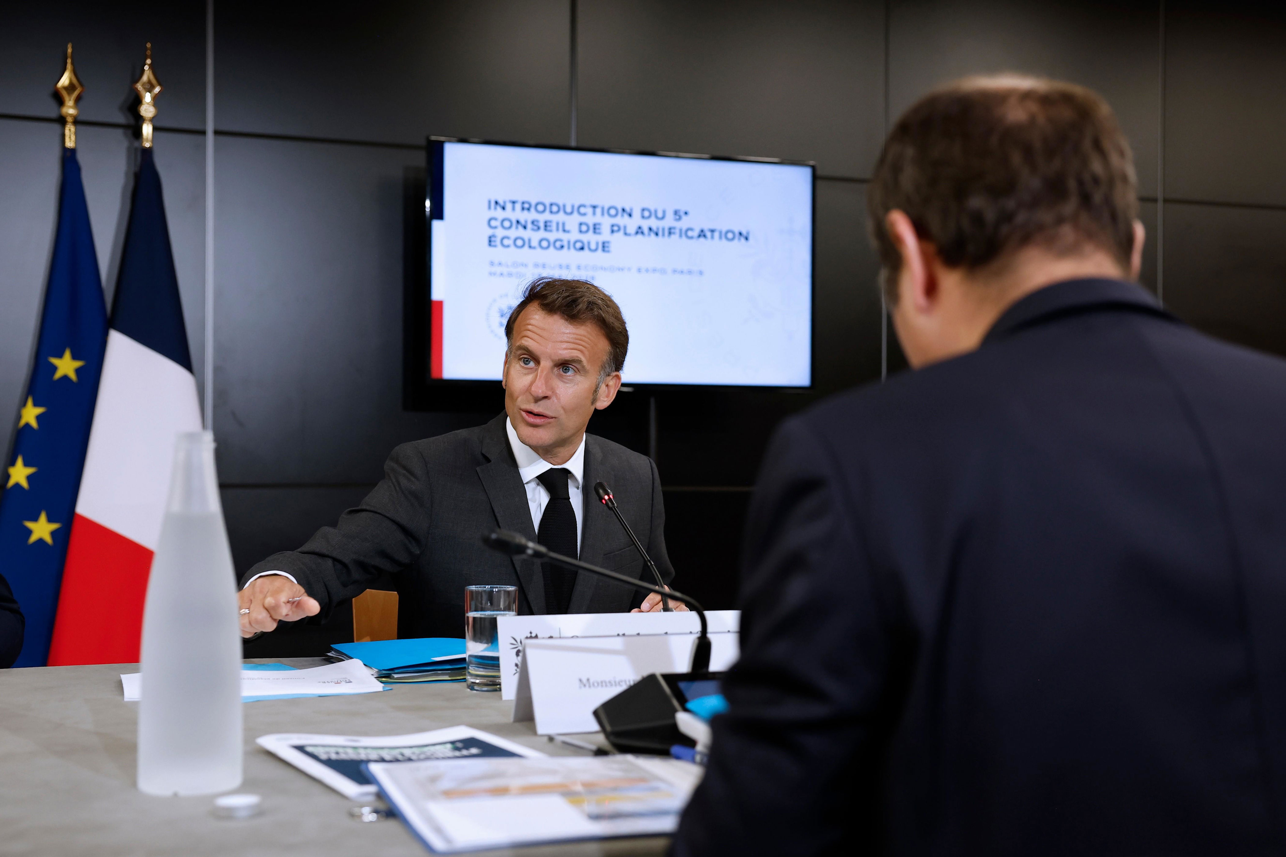 Difesa, anche Parigi approva l'aumento spesa militare: "Crescente minaccia"