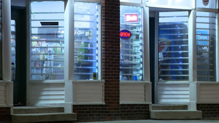 Teen shot outside West Side Cleveland smoke shop