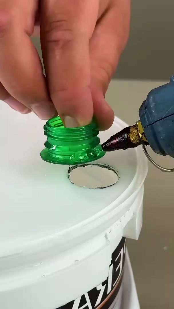 Paint bucket bottle cap trick #smart #bucket #cap #trick