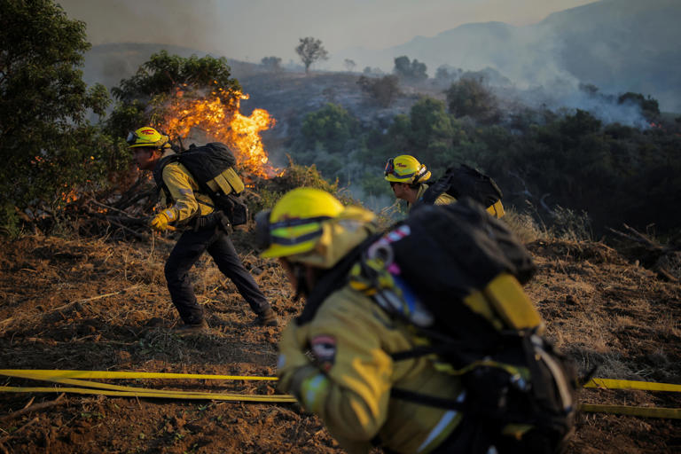 Map shows wildfire ravaging Simi Valley as evacuations underway