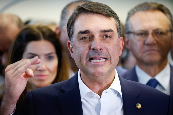 Flávio Bolsonaro responde, em inglês, que não pediu encontro com Trump ...