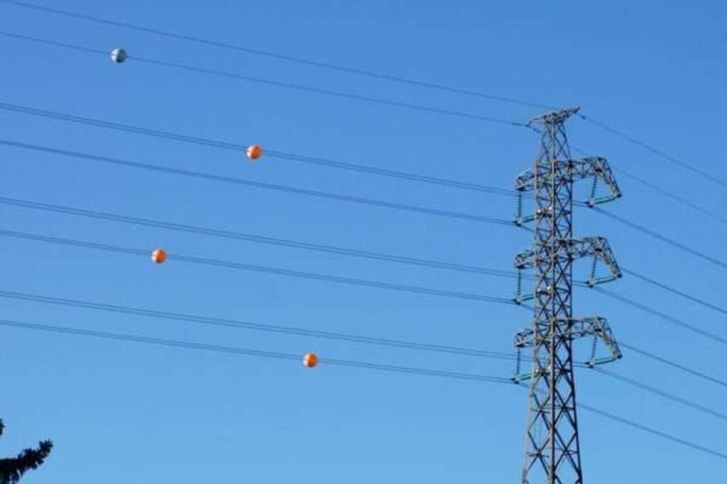 Você já viu bolas laranja penduradas em fios de energia? Entenda para ...