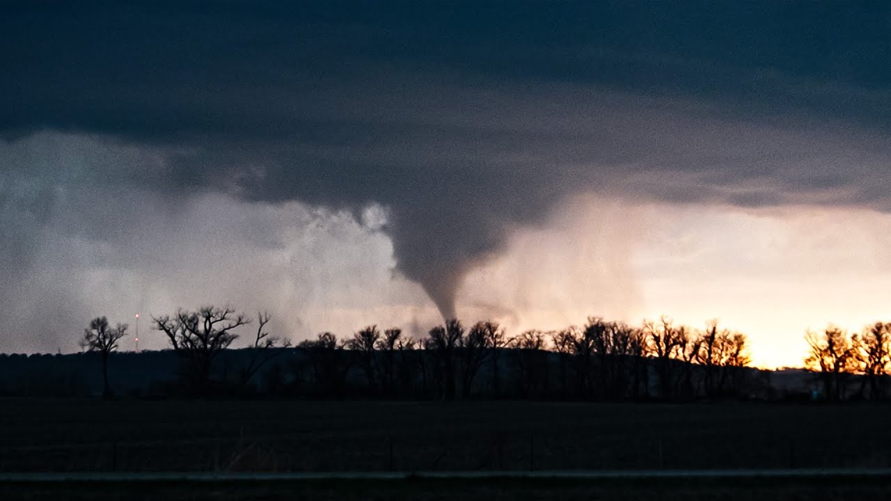 A cold front from the Great Lakes to the southern Plains spawns ...