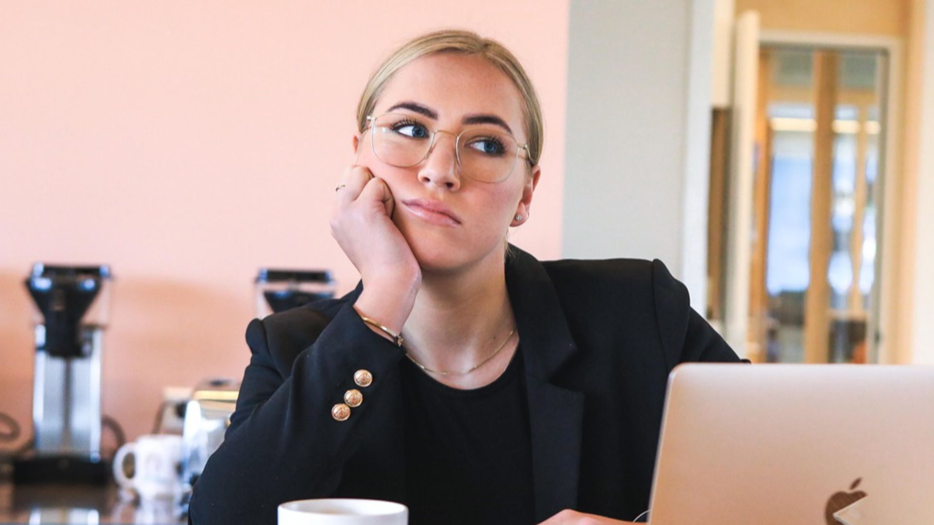 20 subtle clues women give when they want to break up
