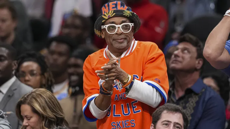 How much does Spike Lee pay for Knicks tickets courtside at MSG?