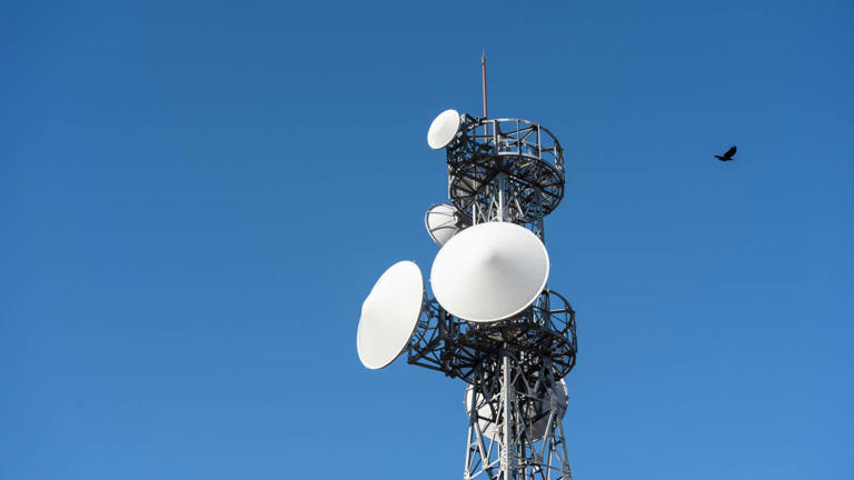 AT&T, T-Mobile and Verizon partner to expand satellite connection for ...