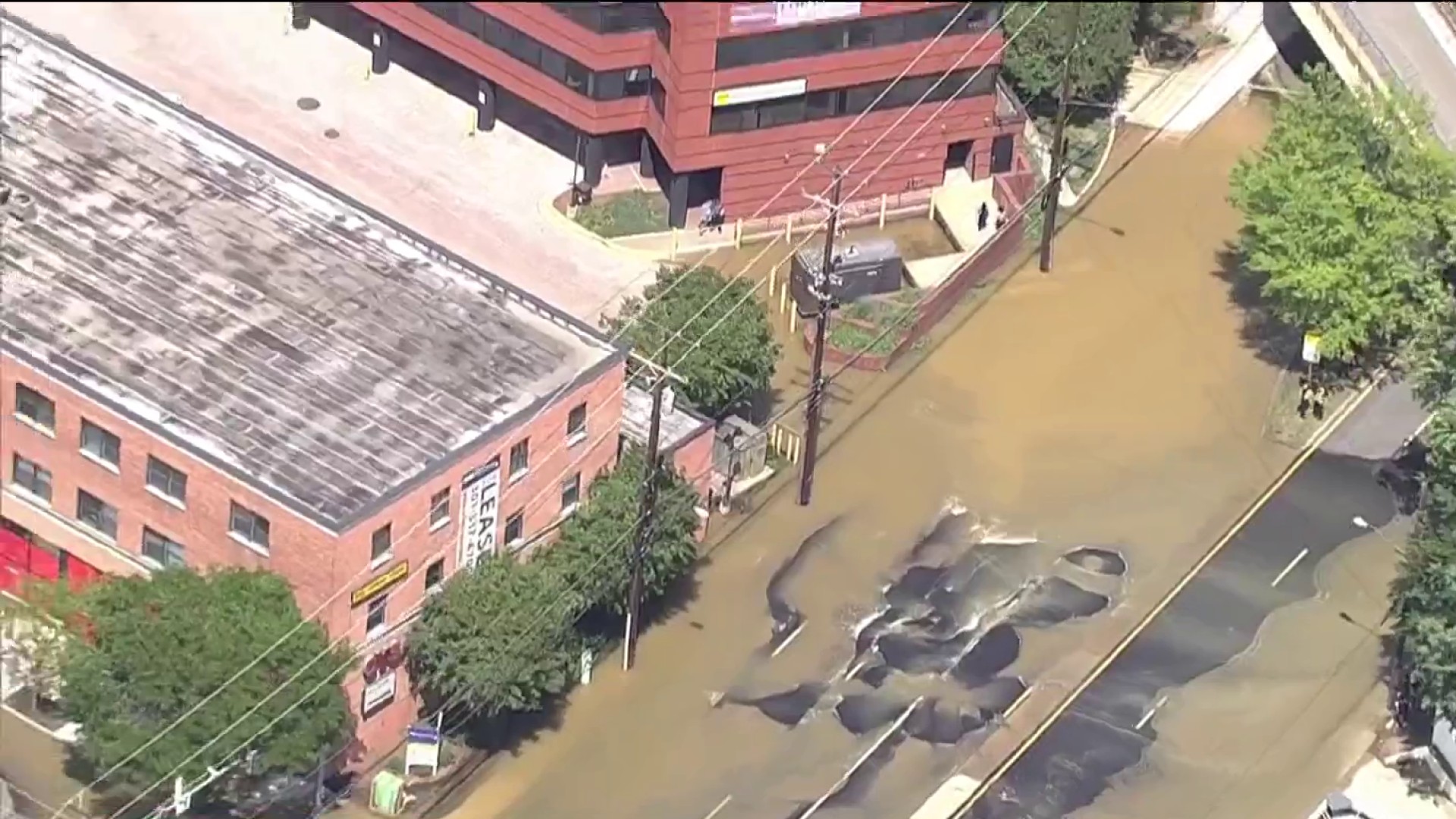Large water main break shuts down Bradley Blvd in Bethesda