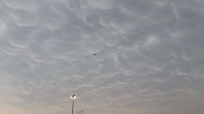 Mesmerizing mammatus clouds hang over Wichita