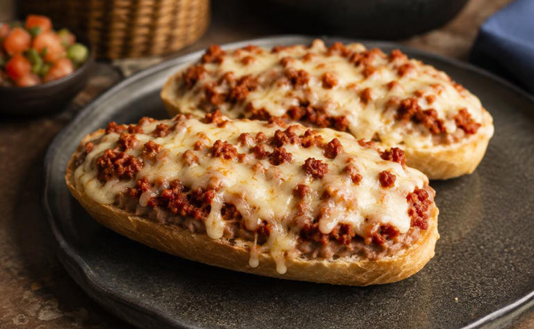Cómo hacer molletes de chorizo y queso sin horno