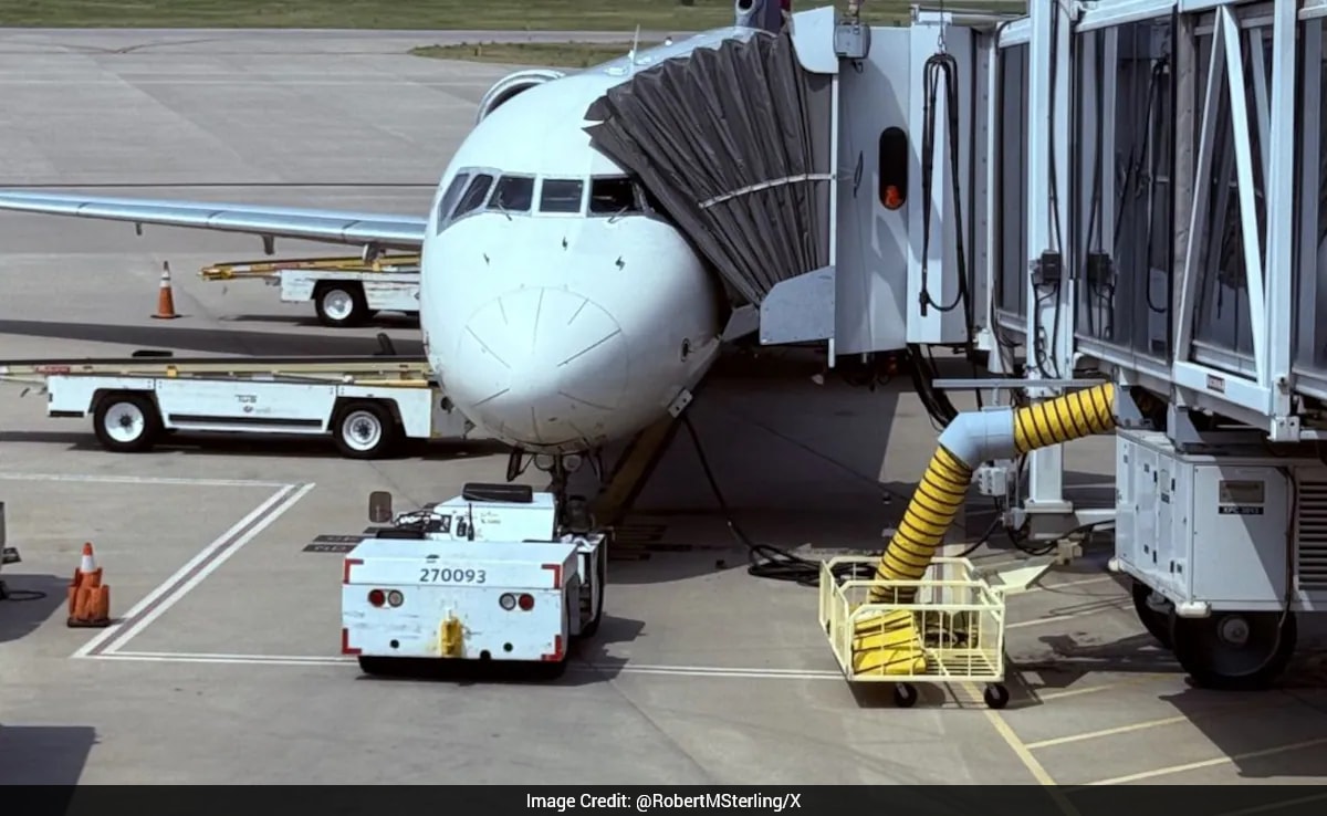 Passengers applaud pilot after honest explanation for flight delay