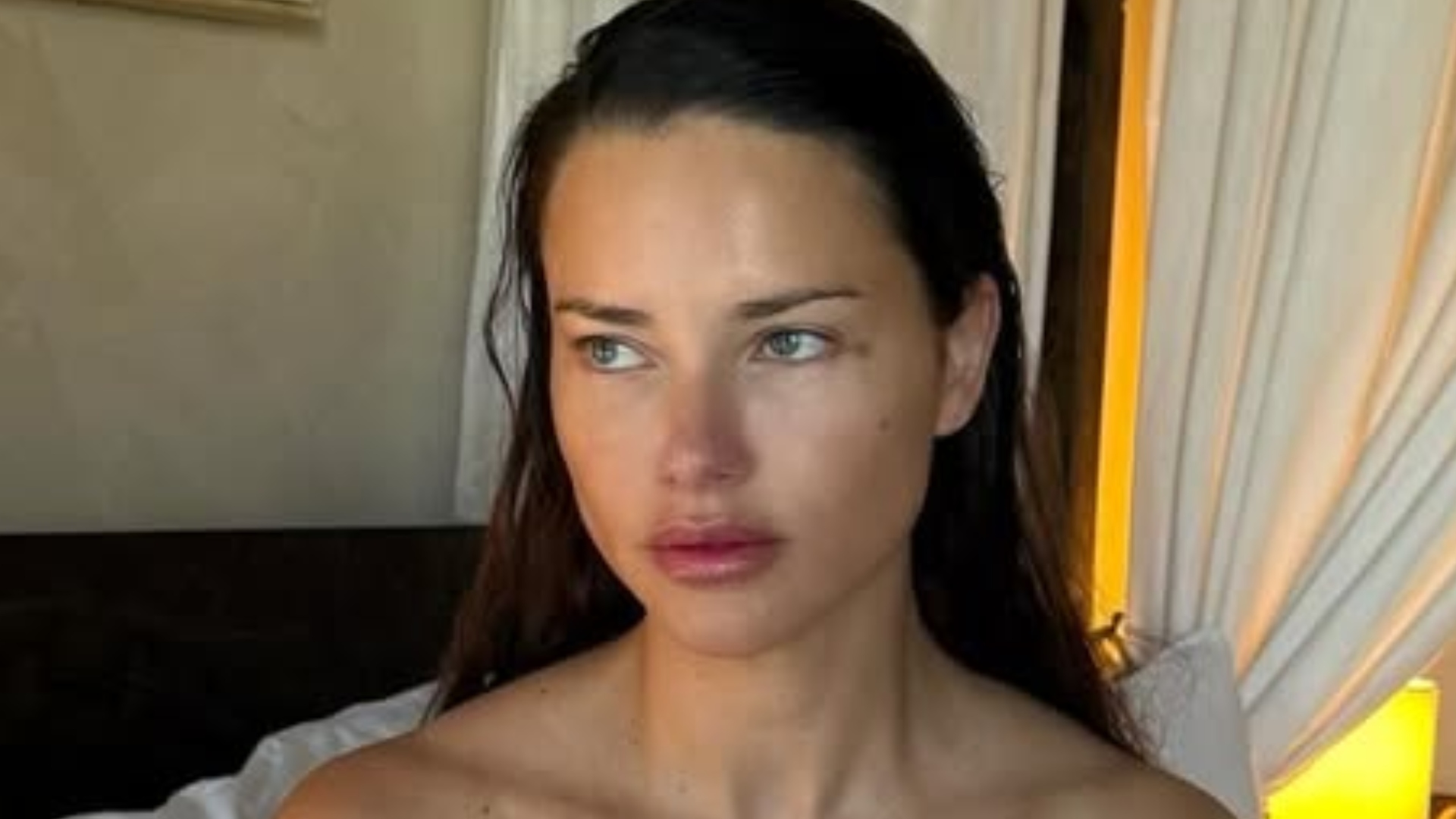 A sus 44 años, la modelo Adriana Lima deslumbra con un etéreo vestido negro