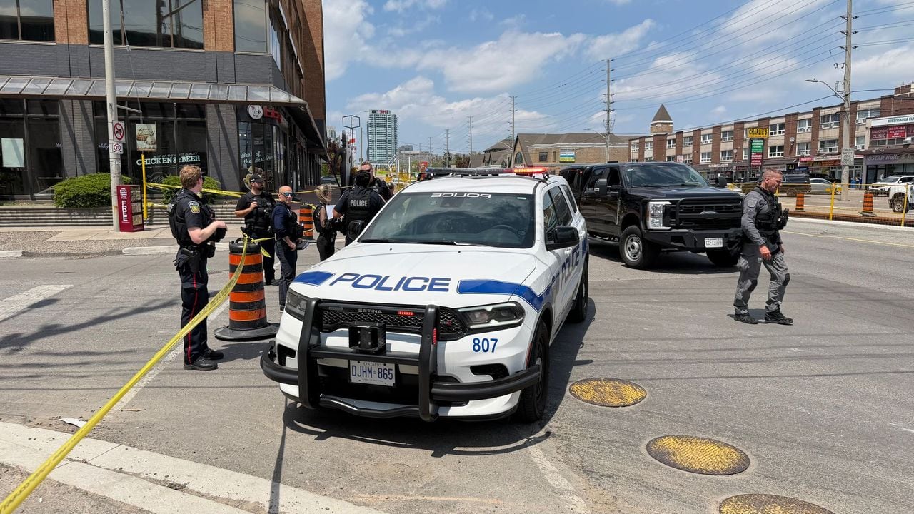 Police looking for suspect after man dies in stabbing in Mississauga ...
