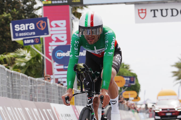 Giro d’Italia, Ganna vince la cronometro a Massa. Eulalio resta in ...