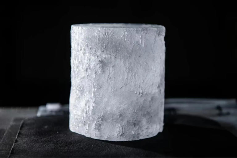 After analyzing 300 kg of Antarctic ice, scientists found strange ...