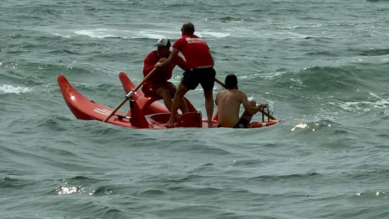 Viareggio, finisce in una buca Salvato dai bagnini