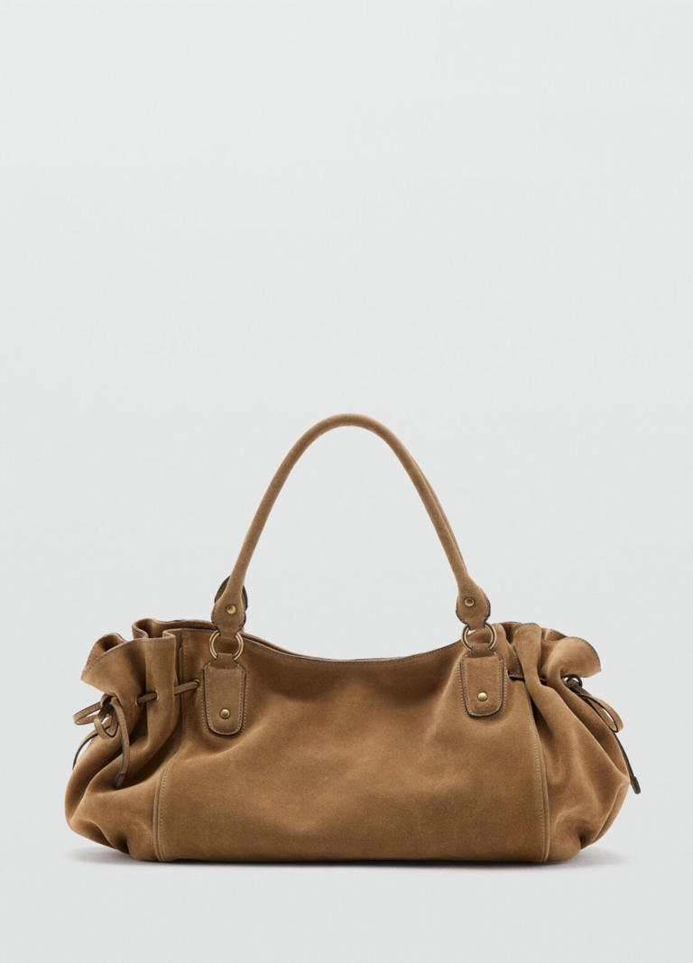 Mango : repéré au bras d'Hailey Bieber, ce sac en daim chic et pratique ...