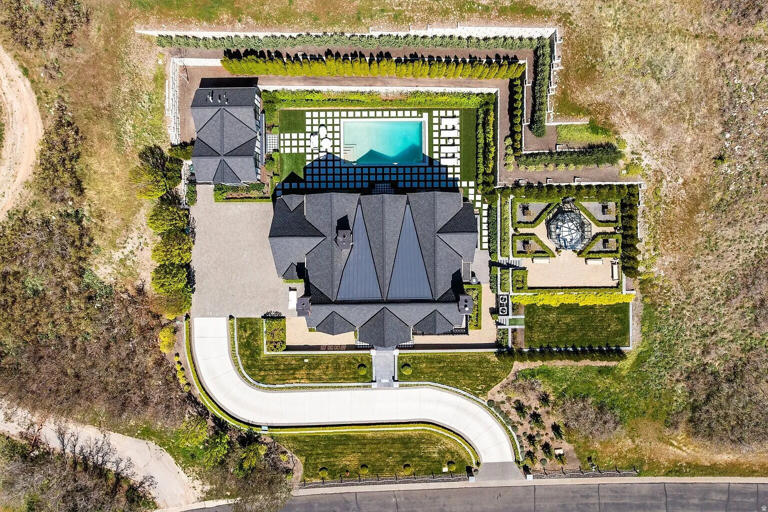 This Utah celebrity’s home — with a 1,000-square-foot closet — is for ...