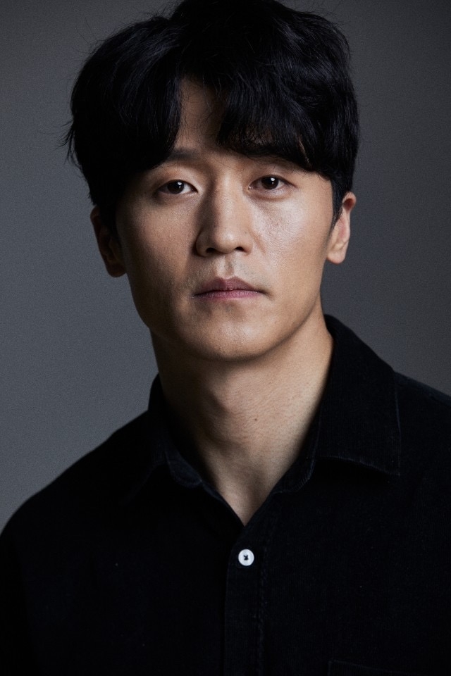 Sim Woo-sung, cast as Mayor Jang Young-guk in 'Rookie Employee Chairman ...