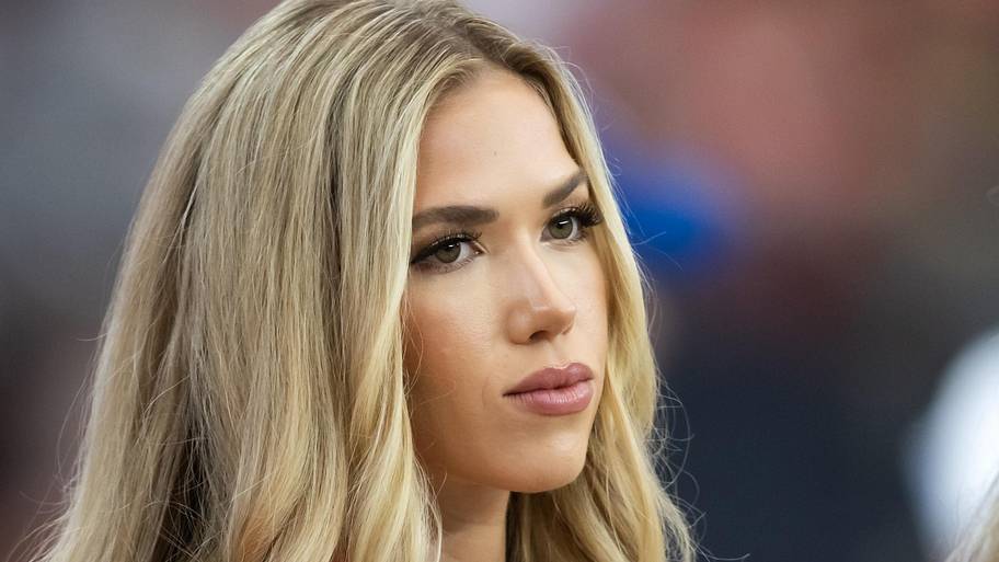 Chiefs heiress Gracie Hunt shows off insane diamond necklace at bridal ...