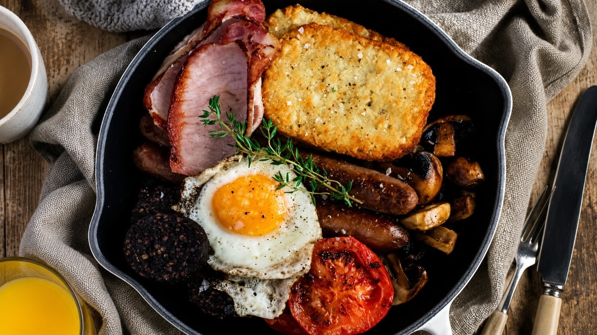 Irish deportation flight serves Pakistani men pork sausages for breakfast