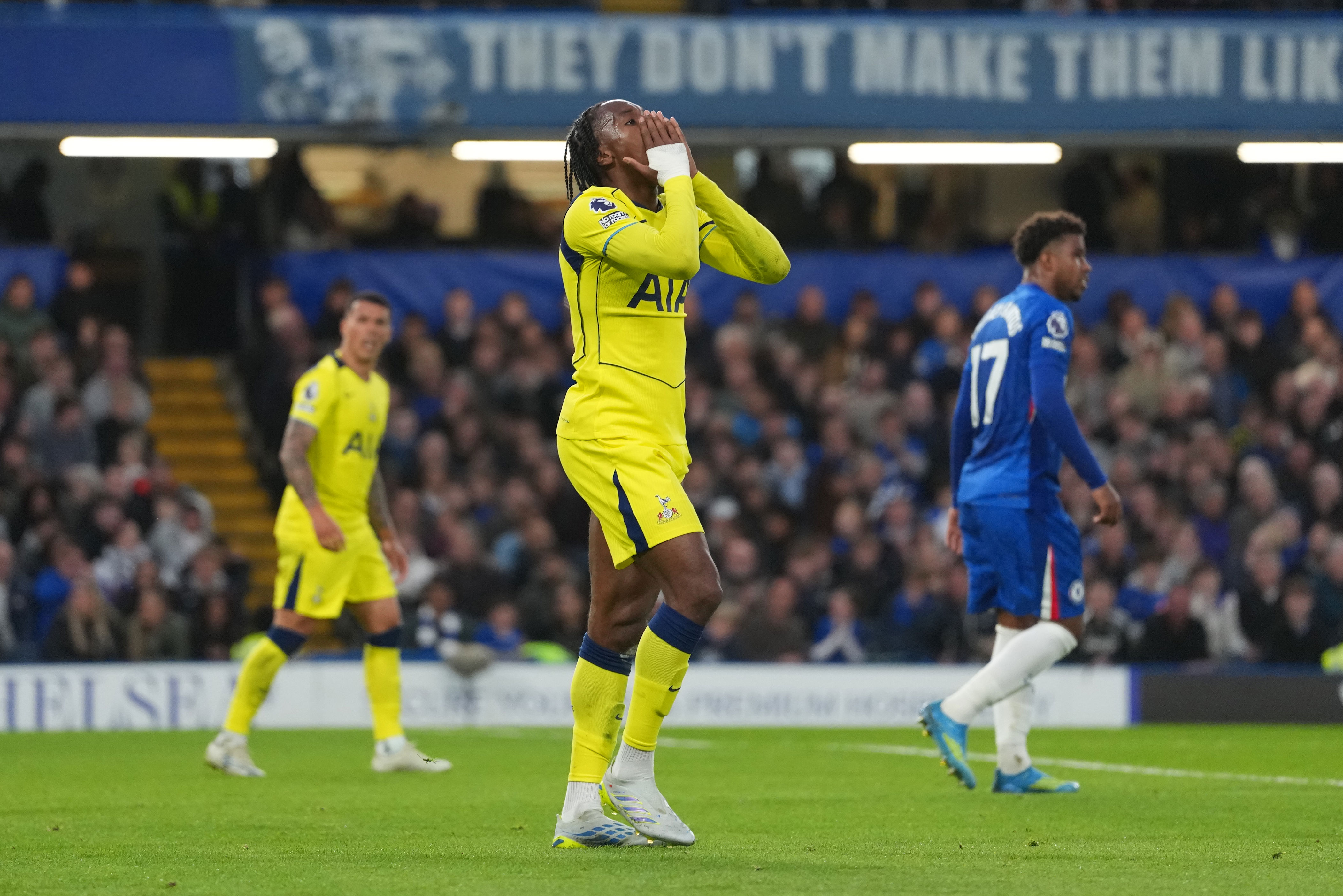 Lifeline for West Ham as Tottenham loss takes Premier League relegation ...