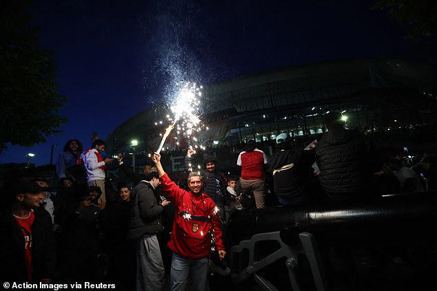 Arsenal fans paint North London red as they celebrate first Premier ...