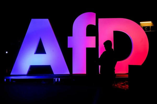 Νέα πρωτιά με διαφορά οκτώ μονάδων για την AfD