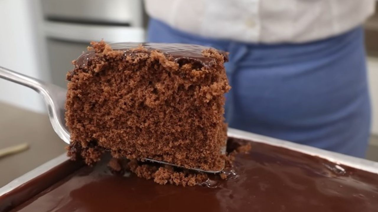 Bolo de chocolate sem farinha de trigo fica pronto em poucos minutos e ...