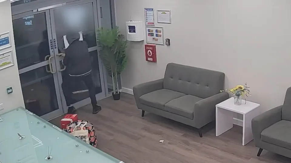 Rouba alojamento estudantil e fica preso por não saber abrir a porta